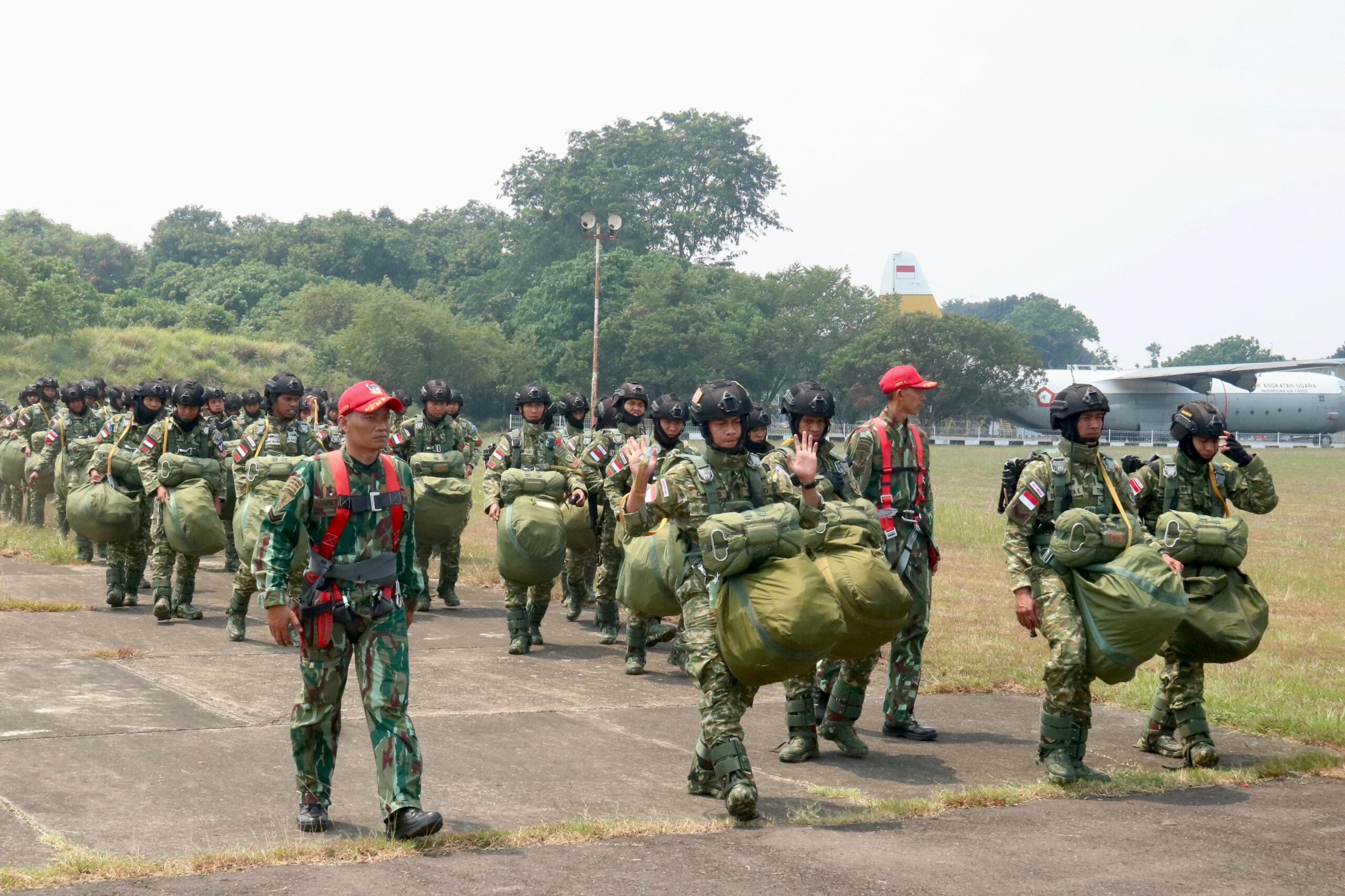 Penerjun Tri Dharma Warnai Indahnya Langit Baturaja, Sukseskan Airborne ...
