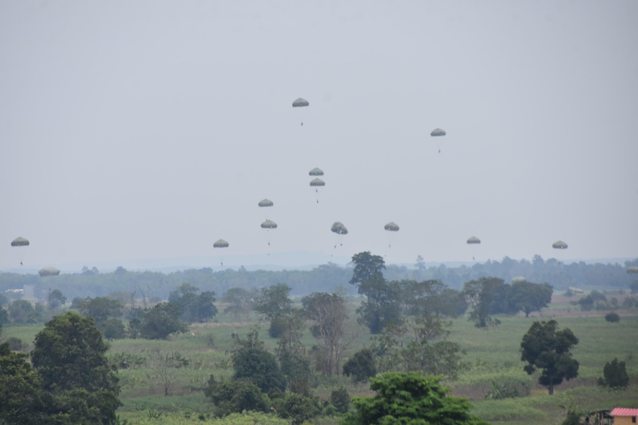 Penerjun Tri Dharma Warnai Indahnya Langit Baturaja, Sukseskan Airborne ...